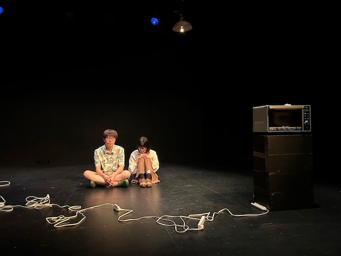 若だんさんと御いんきょさん『チラ美のスカート』：artscapeレビュー｜美術館・アート情報 artscape